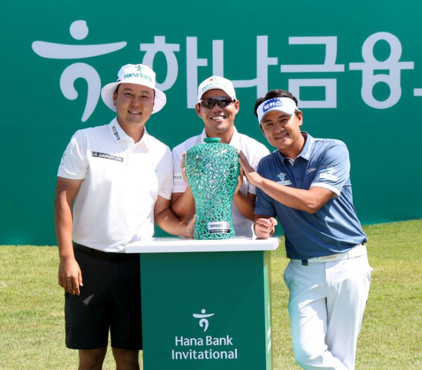 포즈를 취하는 '유력한 우승후보' 함정우·문도엽·박상현 [KPGA 하나은행 인비테이셔널]