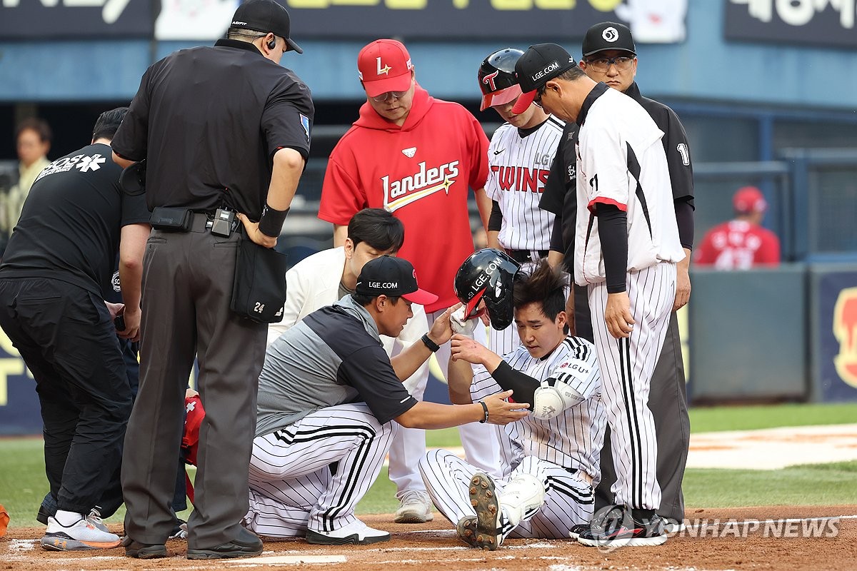 LG 구본혁, 투수 공에 손등 맞아 교체