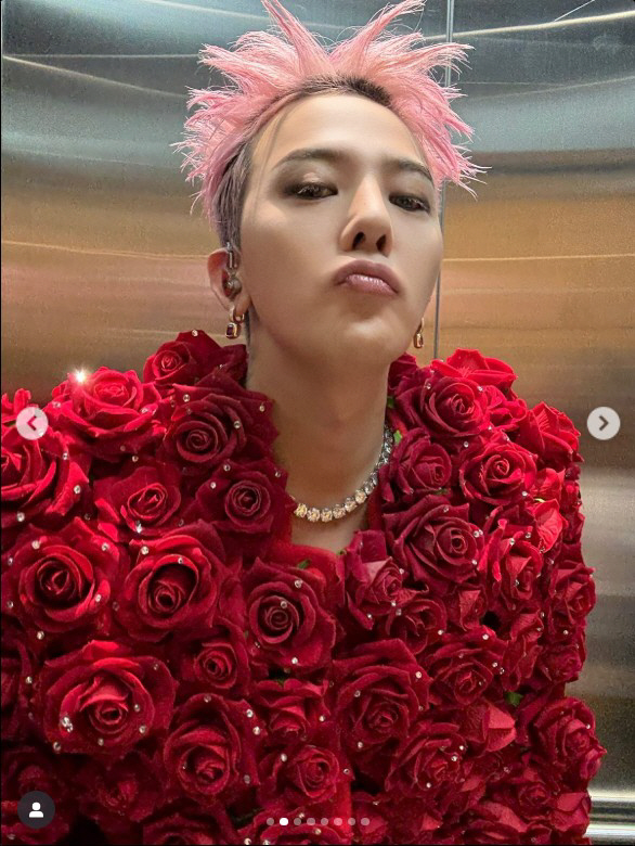 지드래곤, 장미 덮은 채 등장…"이걸 또 소화하네"