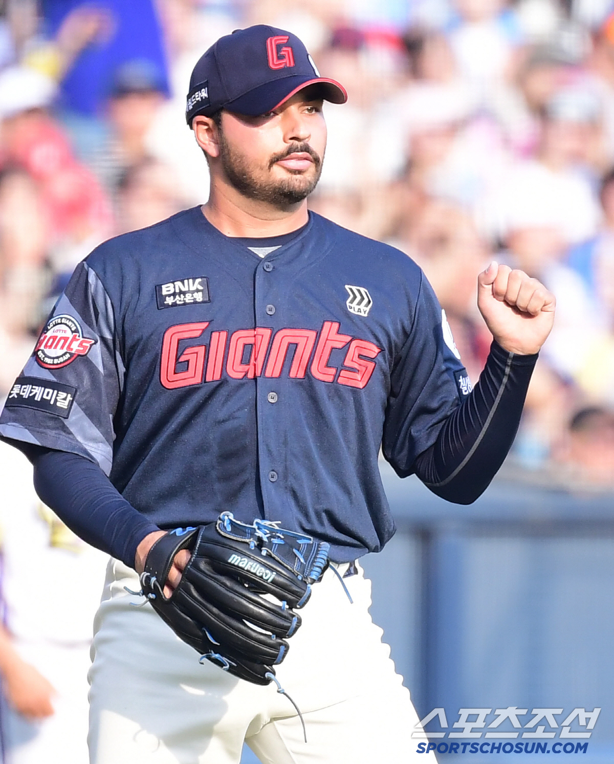 '6월 불볕 뜨거운데…' 159㎞ 미소천사 → 연쇄사인마, 흠뻑 젖은 등은 팬사랑의 증거 [수원스케치]