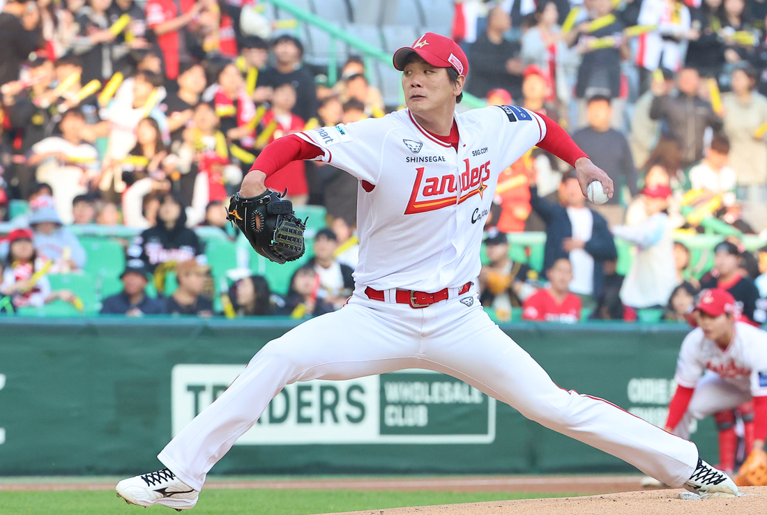 “200승 찍고, 청라돔 시대까지 함께 가자” FA 앞둔 김광현, SSG와 시즌 중 2년 36억원 연장 계약