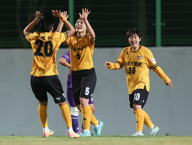 'WK리그 1위' 화천KSPO, 경주한수원에 2-0 완승... 2위 서울시청과 승점 4점 차로 벌려