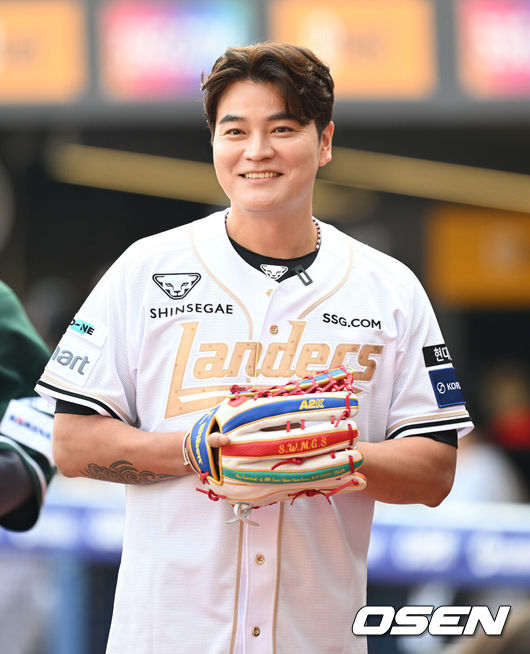 ‘ML 16년-KBO 4년’ 20년 질주 마친 추신수의 은퇴식, 친구 이대호의 축하 “열심히 노력했고 고생 많았다” [오!쎈 인천]