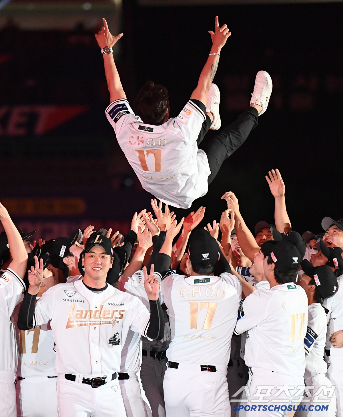 "4년 밖에 안 뛰었는데.." 추신수 성대한 은퇴식 → SSG '컬쳐 체인저' 예우 제대로 해줬다