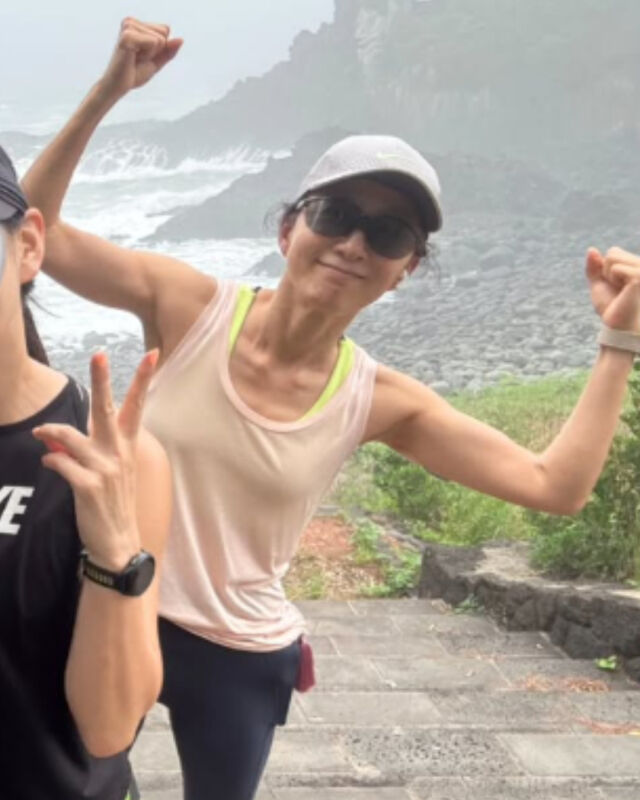 "58세, 49kg 유지 비결 공개" 김희애, 운동으로 다진 '탄탄' 팔근육