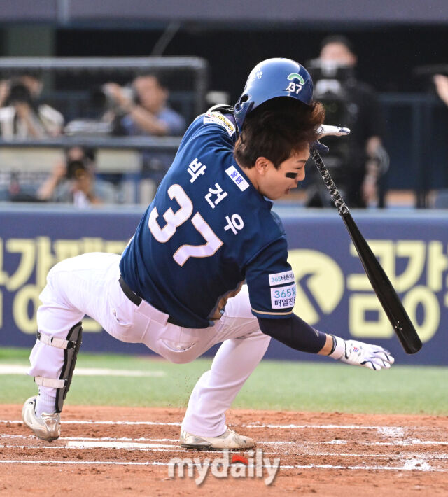 [MD포토] 박건우 '으악! 헤드샷에 쓰러졌다'