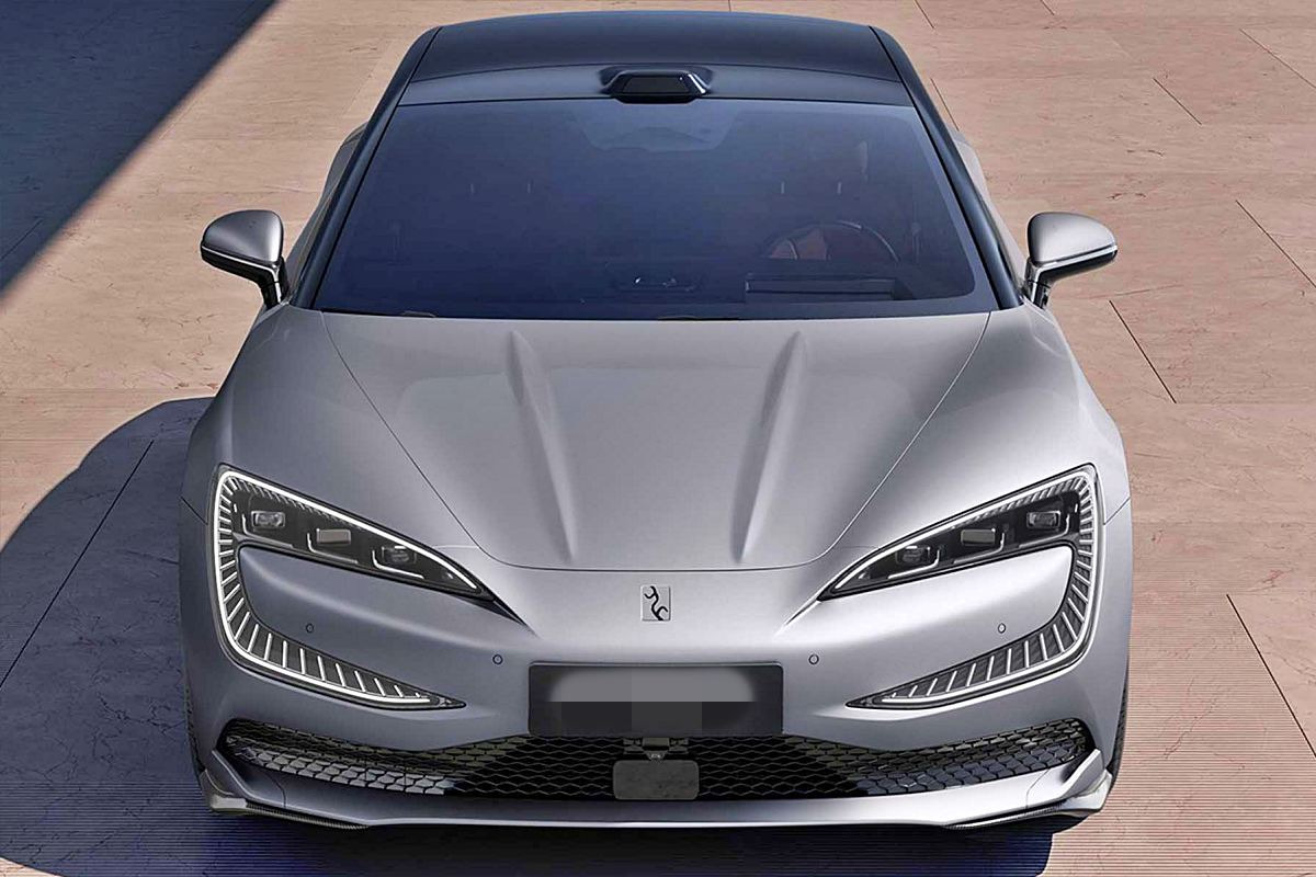 "1,300마력에 주행거리 720km".. 드디어 판매 시작한 전기차 정체 | 오토포크