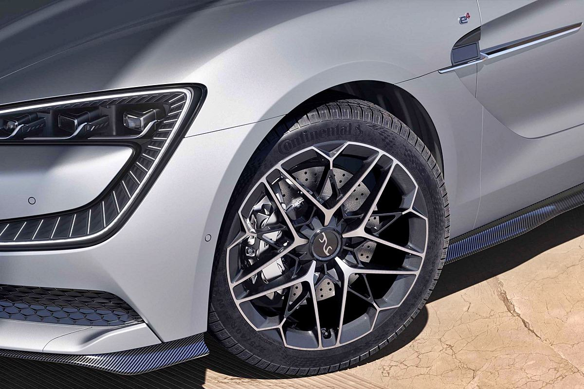 "1,300마력에 주행거리 720km".. 드디어 판매 시작한 전기차 정체 | 오토포크