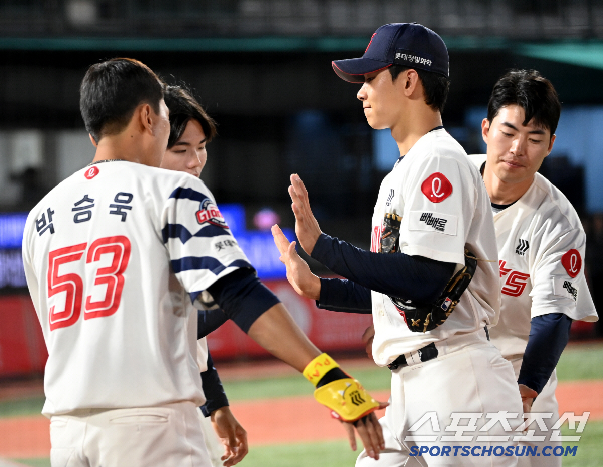 '상남자' 김태형 감독이 '아빠 미소'에 '물개 박수'까지...155km 좌완 파이어볼러가 '볼질' 없이 당차게 던졌으니... [부산 현장]