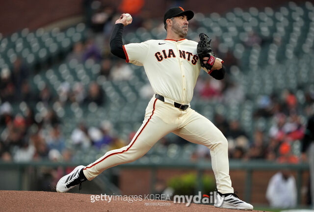 ML 262승 챙겼는데, 올해는 1승도 어렵다니…'이정후 동료' 42세 레전드 투수, 4⅔이닝 4실점 강판 '패패패패 위기'