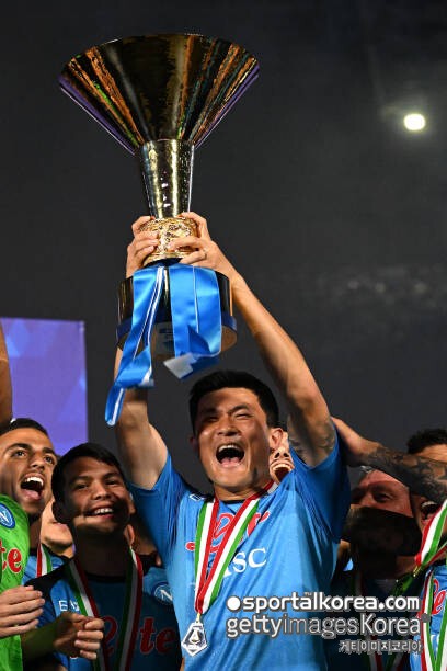 나폴리 팬들은 여전히 '철기둥'이 그립다...회장에게 김민재 영입 요청! "KIM 오면 UCL서도 싸울 수 있다"