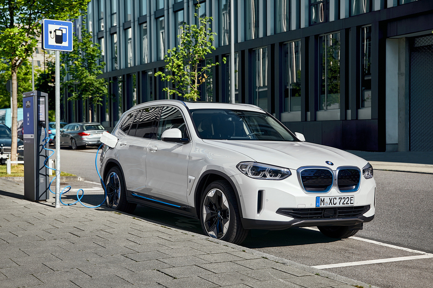 “조용한 괴물”… BMW iX3, 테슬라 킬러는 따로 있었다 | EV-Hotissue