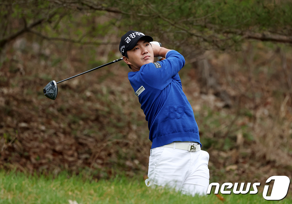 '섹스튜플 보기' 악몽 극복… 신용구, KPGA 선수권 2R 단독 선두 도약