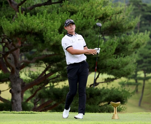 '36홀 노보기' 신용구, KPGA 선수권대회 2R 선두…옥태훈·왕정훈·전재한 2위