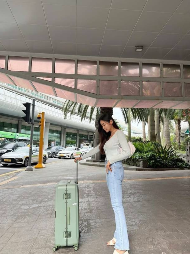 170cm·49kg 완벽핏 자랑한 ‘광진구 고소영’ 군통령 여가수, 데님 공항패션 | 대본은 내운명