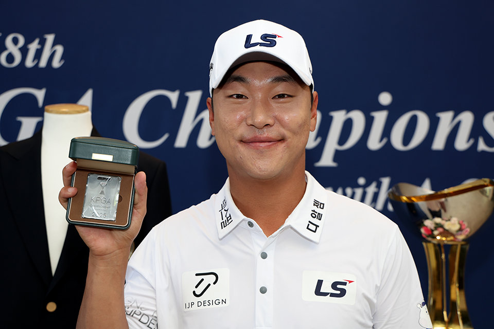 ‘KPGA 선수권대회’만의 특별함…첫 출전 선수에게 기념 액자 전달 및 참가 선수 전원에게 넥타이, 네임택 지급