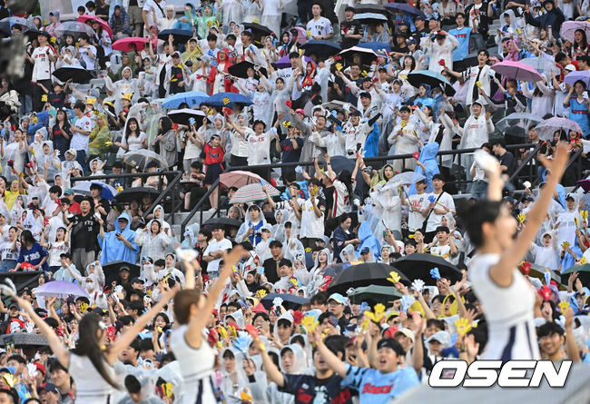 '이럴 수가!' 3연전 모두 매진이었는데, 758석 부족해서 롯데 23G 연속 매진 실패…장맛비가 앗아간 'KBO 44년 새역사'