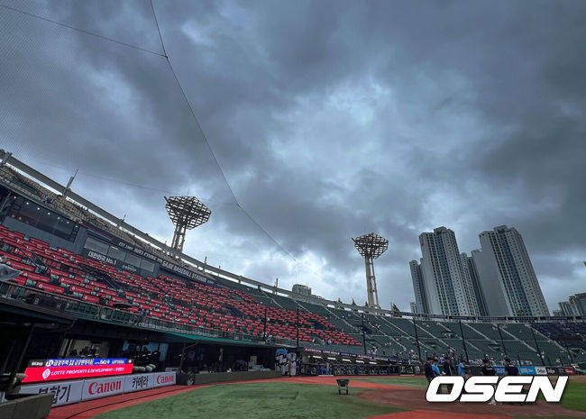 '이럴 수가!' 3연전 모두 매진이었는데, 758석 부족해서 롯데 23G 연속 매진 실패…장맛비가 앗아간 'KBO 44년 새역사'