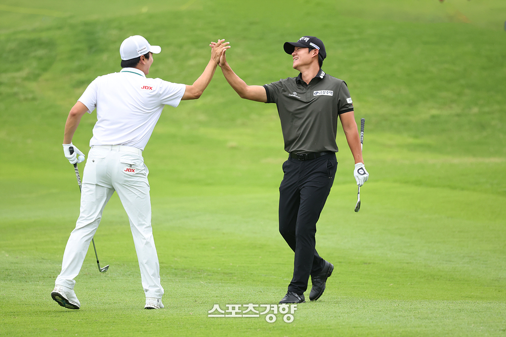 ‘첫홀 샷이글’ 신용구 KPGA선수권 3R 2타차 선두… 옥태훈도 샷이글 응수하며 전재한과 공동 2위 추격