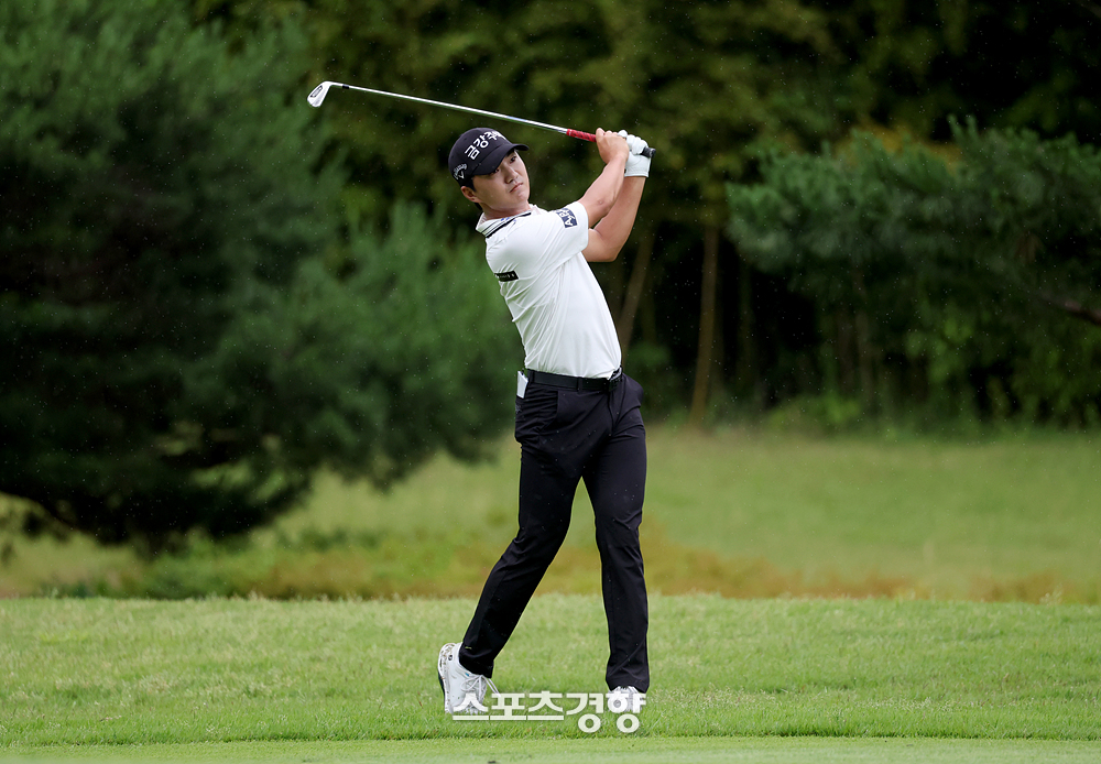 ‘첫홀 샷이글’ 신용구 KPGA선수권 3R 2타차 선두… 옥태훈도 샷이글 응수하며 전재한과 공동 2위 추격