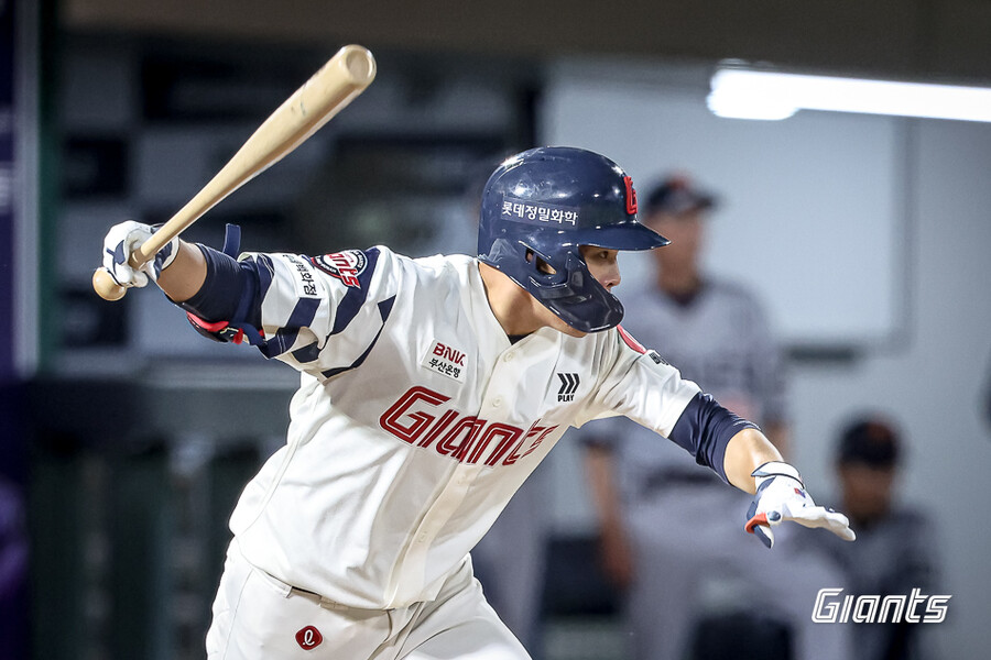 불꽃야구→롯데행→KBO 1호 안타…김성근-이대호의 한마디를 가슴에 새겼다