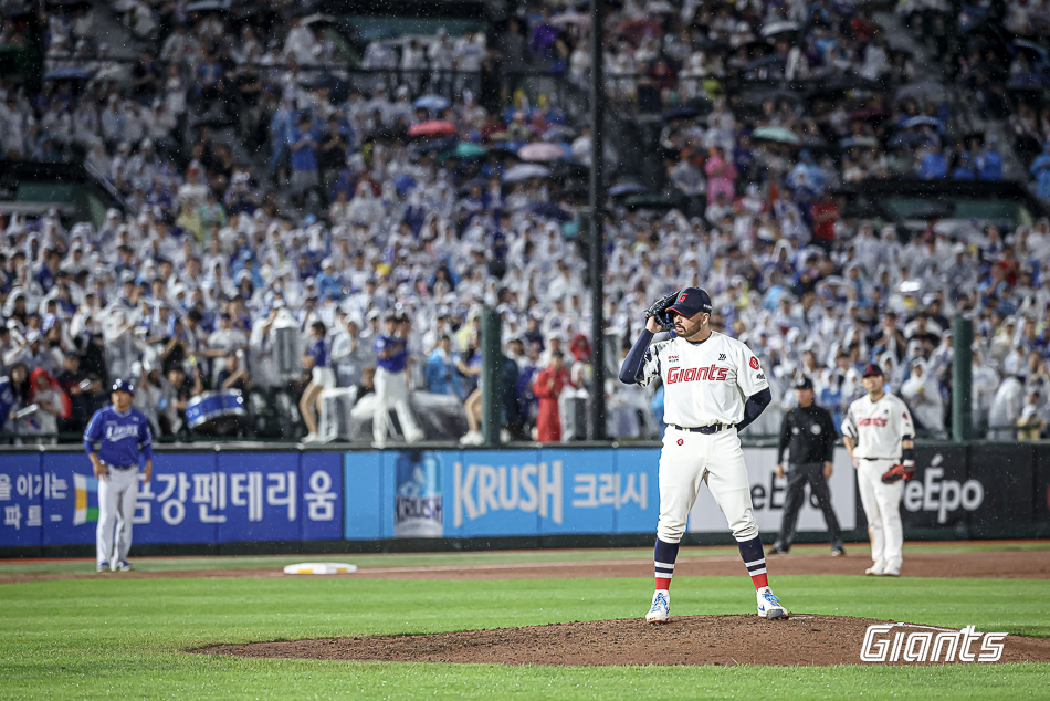 '아쉽다' 롯데, KBO 44년사 최초 대기록 도전 끝내 무산됐다…홈 23G 연속 매진, 비 때문에 실패 [부산 현장]