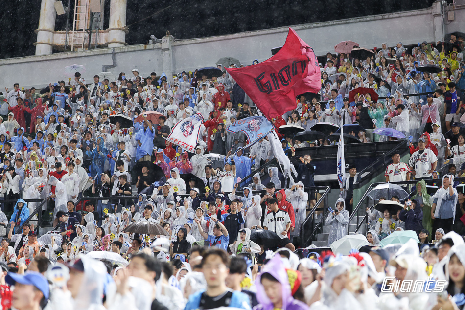 '아쉽다' 롯데, KBO 44년사 최초 대기록 도전 끝내 무산됐다…홈 23G 연속 매진, 비 때문에 실패 [부산 현장]