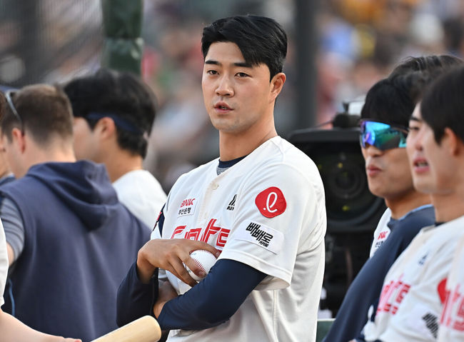 이제 정말 '몰카' 아니다…'홈런 1위' 돌려세운 157km 강속구, 김태형 뚝심이 9년차 '아픈 손가락'을 치유하나