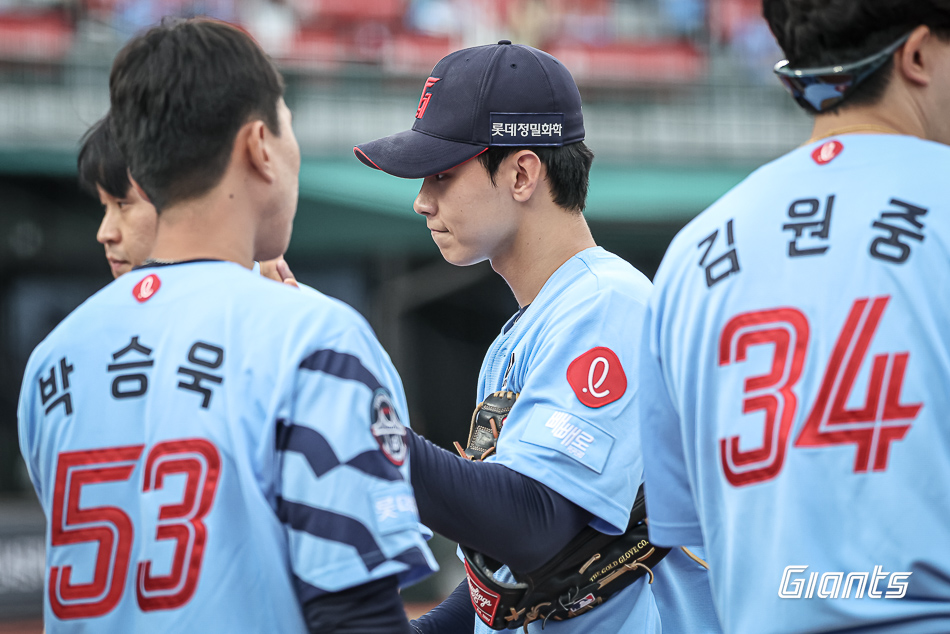 롯데 홍민기 154km/h 'KKKKKK' 3이닝 쾌투 보셨나요? 박수+감탄만…"무조건 막아야 했다" [부산 현장]