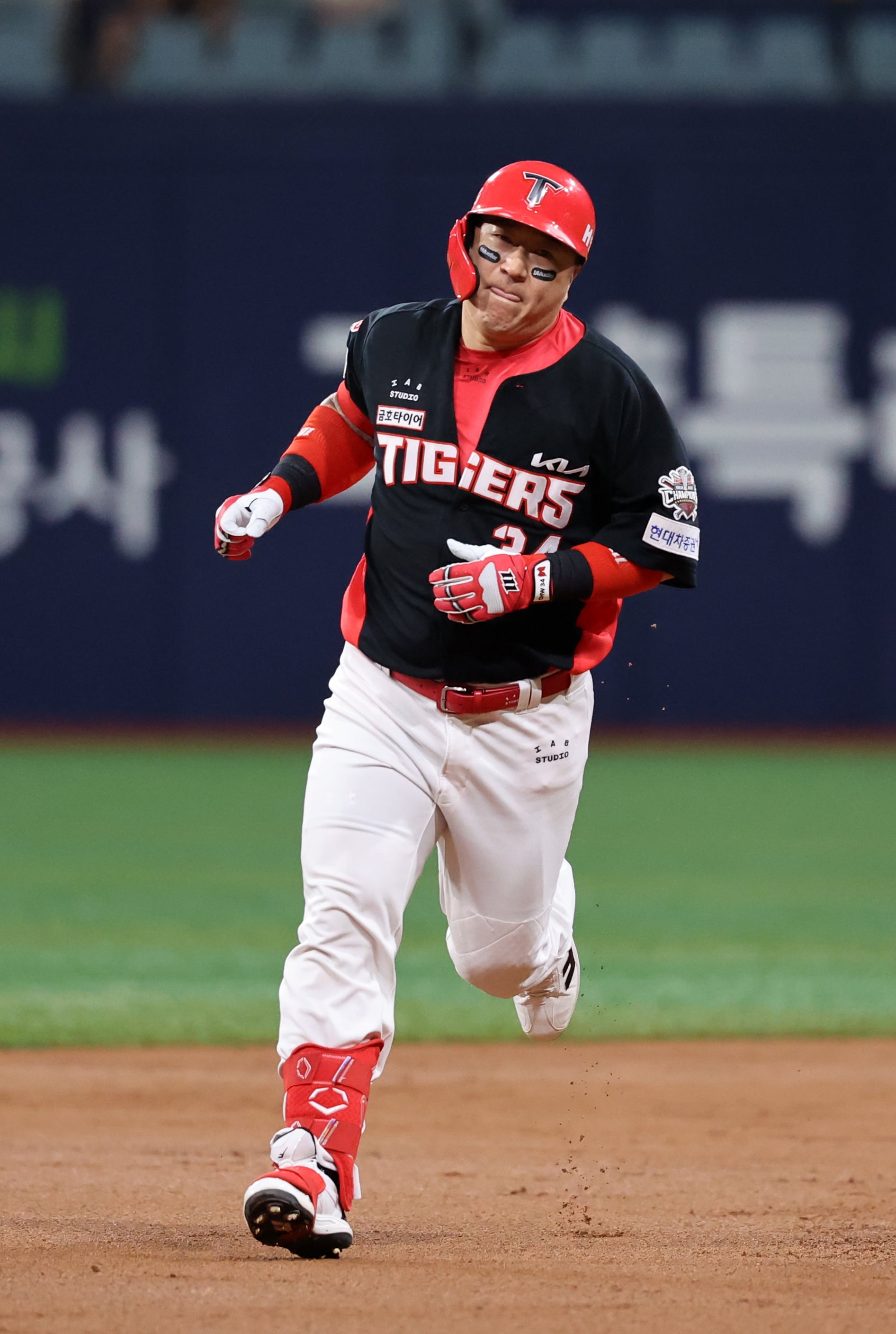 ‘늙지 않는 노병’ KIA 최형우, KBO 사상 첫 개인 통산 1700타점 달성