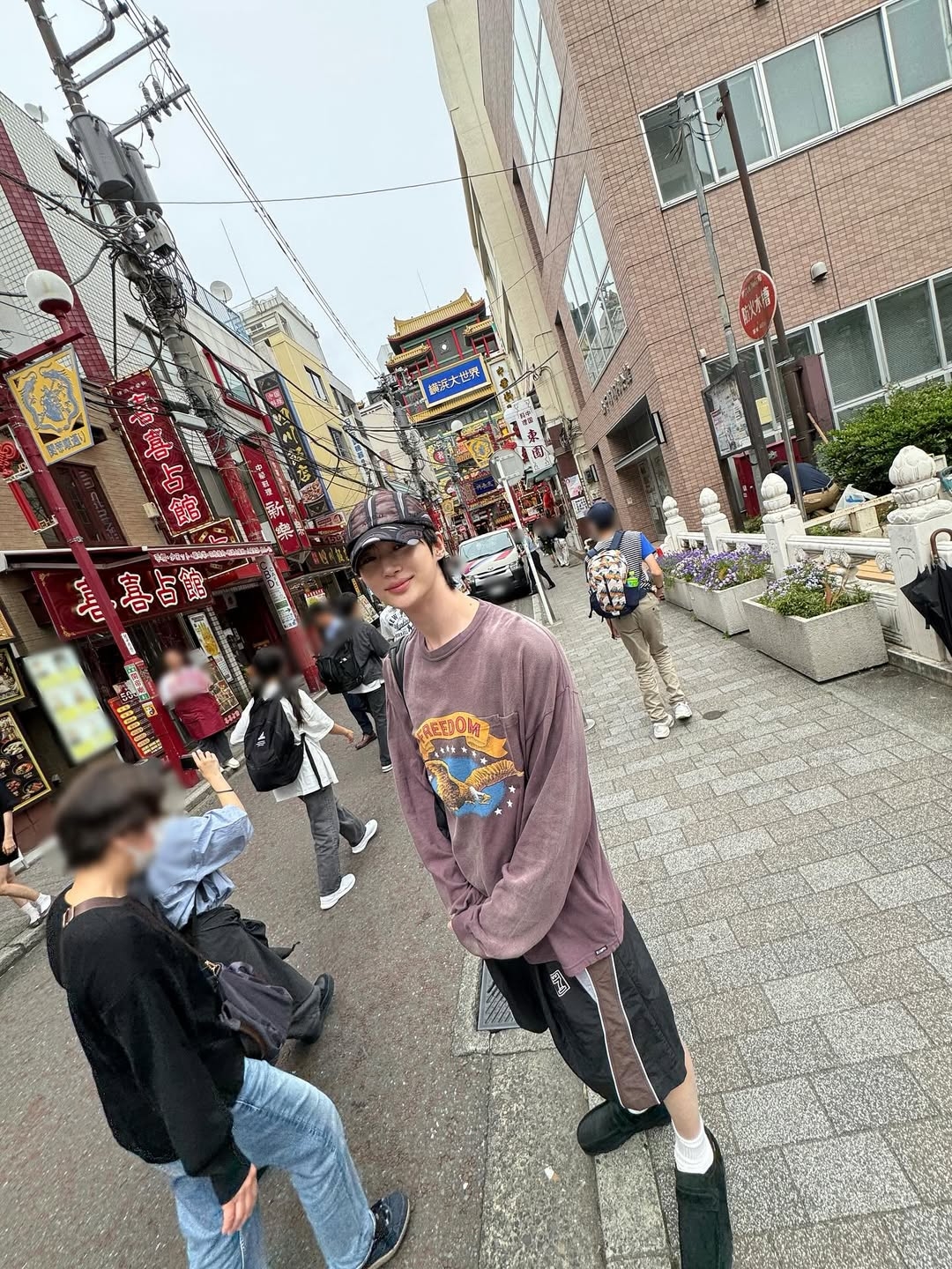 ‘187cm’ 변우석, 막 찍어도 화보 그 자체…일본 여행 중 훈훈 비주얼[SNS는 지금]