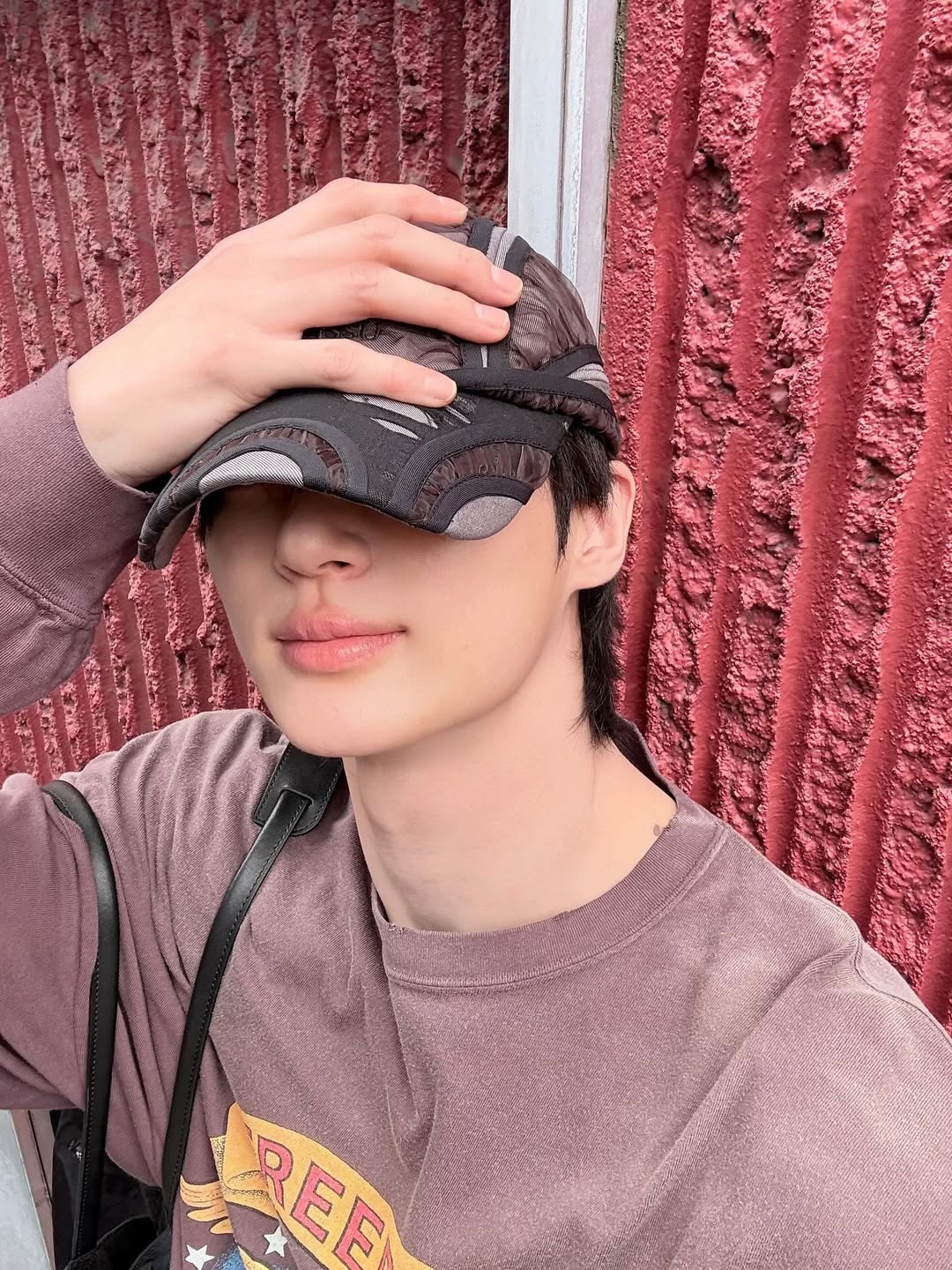 ‘187cm’ 변우석, 막 찍어도 화보 그 자체…일본 여행 중 훈훈 비주얼[SNS는 지금]