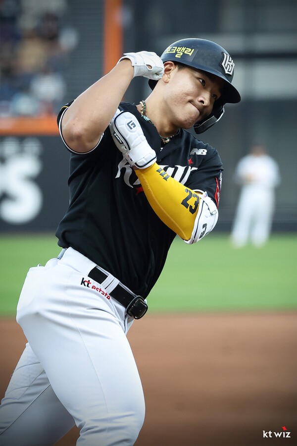 KBO 레전드도 "미쳤다!" 극찬, '육군 취사병 출신이 타격 1위 경쟁?' KT 슈퍼루키 안현민, 200타석 넘겨도 타율 유지 ...