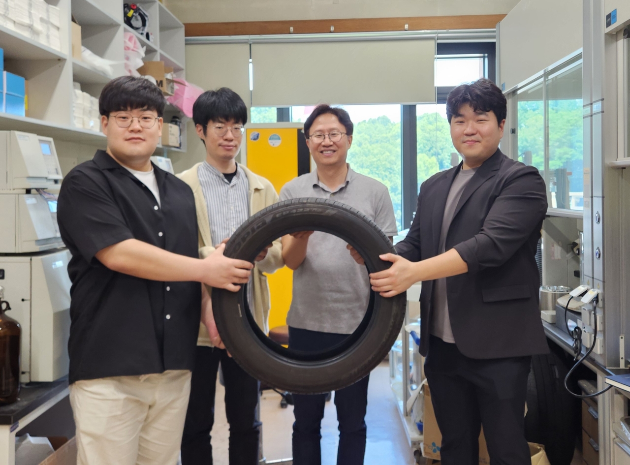 “매년 수십억개, 골칫거리 폐타이어” KAIST, 고무·나일론 원료로 바꿨다