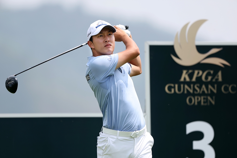 김백준, KPGA 군산CC 오픈 1R 8언더파 선두…이수민 1타 차 2위