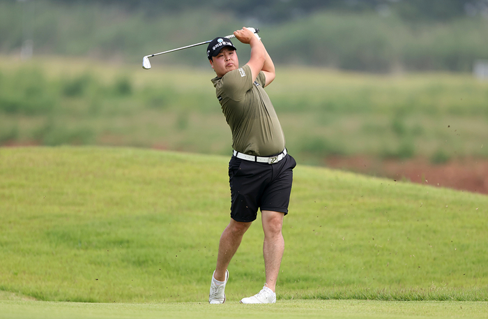 ‘인급동’ 능가한 황중곤, KPGA 군산CC오픈 2R서 하루 만에 89계단 껑충 “순급등 비결은…”[SS 스타]