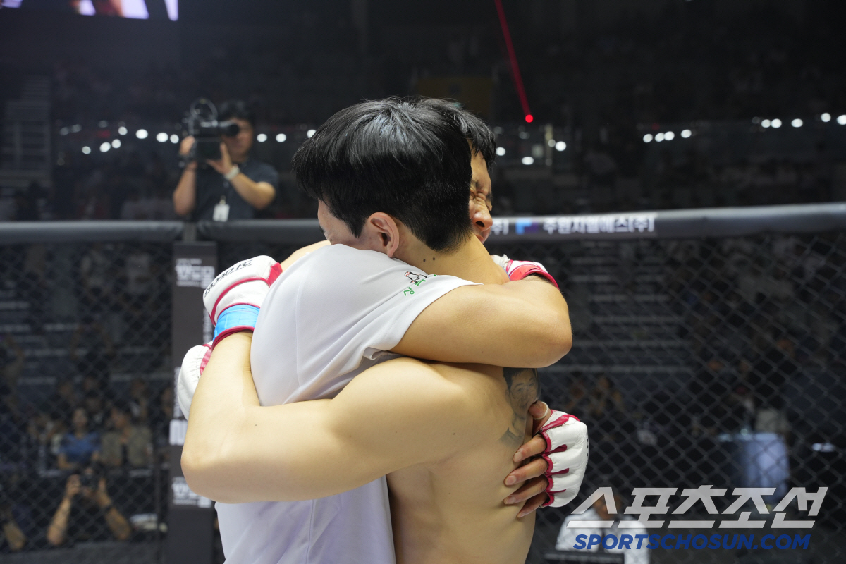 '200만 유튜버 채널 삭제 위기.' 윤형빈 한방에 밴쯔가 넘어갔다. 1분42초만에 TKO승. 개그맨 파이터의 화려한 은퇴[장충 현장]