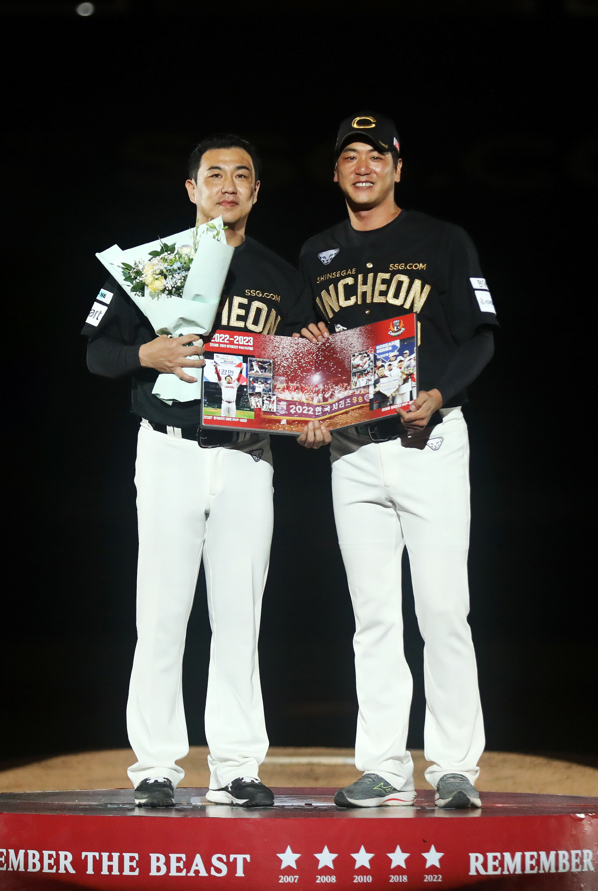 "울지 않겠다"던 다짐도 잠시, '인생 최고의 순간' 재현에 울컥한 김강민 "짐승처럼 치열하게 살게요" [인천현장]