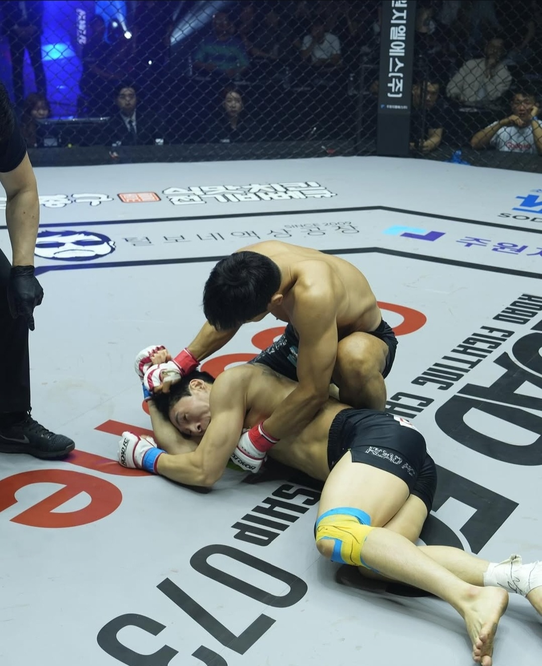 코미디언 윤형빈, '205만 유튜버' 밴쯔에 '1분 42초' 짜릿 TKO 승... 화려한 은퇴 경기