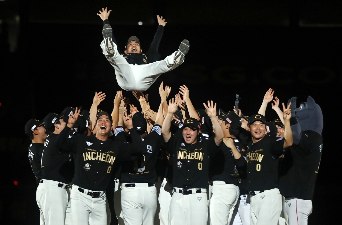 김강민, 눈물의 작별 인사…"은퇴 후에도 짐승처럼 치열하게"