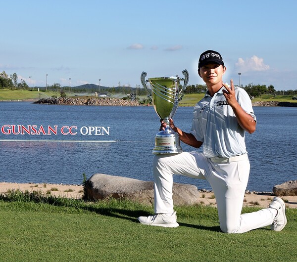 옥태훈, 2주 연속 우승 '시즌 첫 다승'…상반기 상금 8억원 돌파 [KPGA 군산CC오픈]