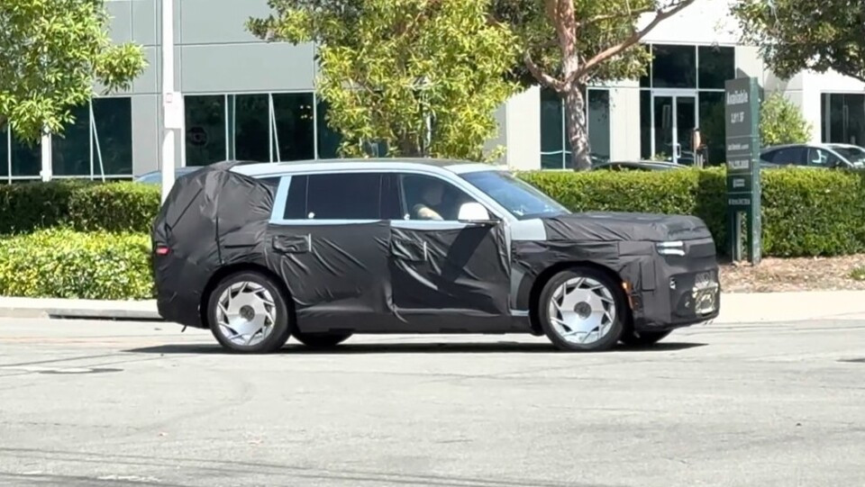 “콘셉트카 현실화”…제네시스 GV90, 초대형 전기 SUV 실차 포착 | EV-Hotissue