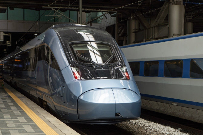 현대로템, 2세대 KTX-이음 공개…"국산화 30년 집념의 결실"