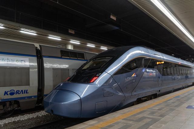 [현장]①시속 255km에도 편안 ②3종 충전구…2세대 KTX-이음 타보니