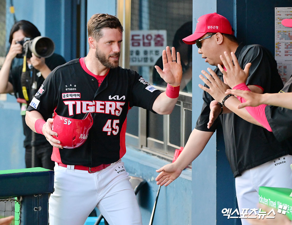 "팀 전체가 6월 MVP" KIA 월간 승률 1위…꽃감독은 팀 구성원들에게 공 돌렸다 [잠실 현장]