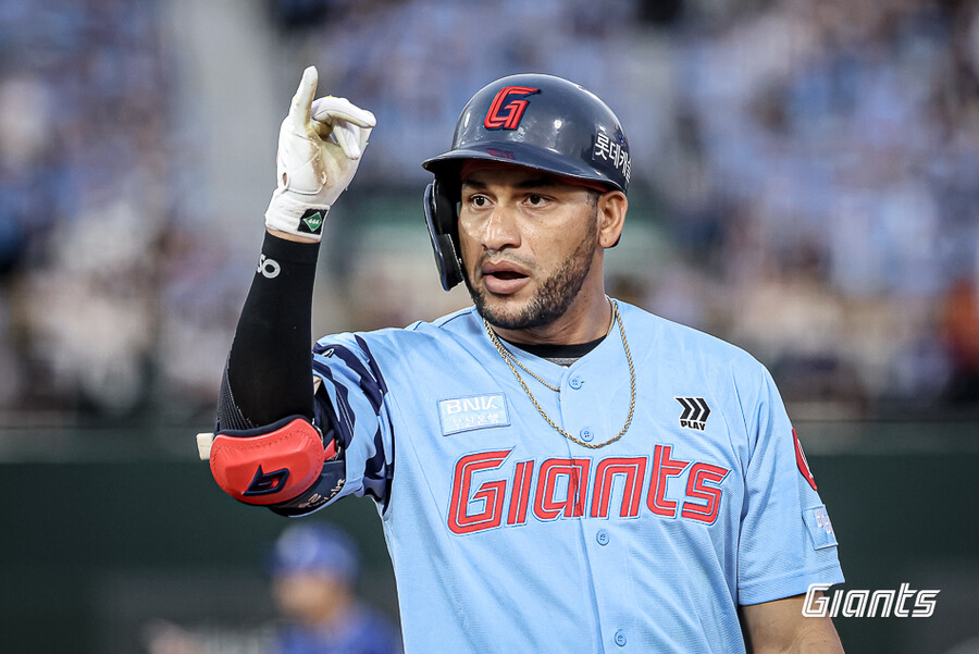 '승승승승승' 롯데 157km 에이스, 6월 MVP 후보 올랐다…4할타자+7홈런 타자와 경쟁