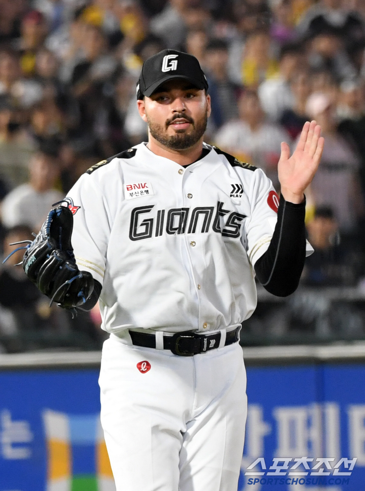 한국와서 최고구속 158km 찍고 6연승. 반즈와의 이별이 '신의 한수'였다. 오자마자 잘던지는 감보아의 비결은 "KBO 공인구가 안미끄러워 좋다"[부산 인터뷰]