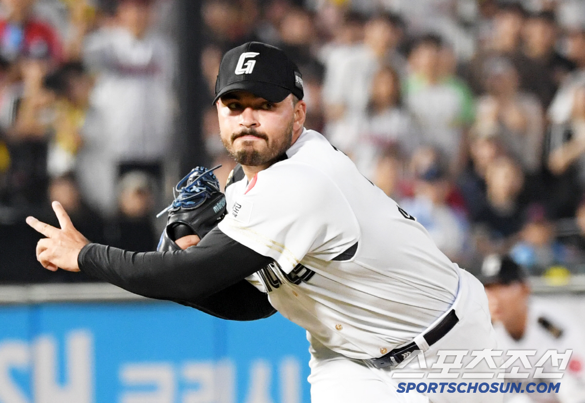 한국와서 최고구속 158km 찍고 6연승. 반즈와의 이별이 '신의 한수'였다. 오자마자 잘던지는 감보아의 비결은 "KBO 공인구가 안미끄러워 좋다"[부산 인터뷰]