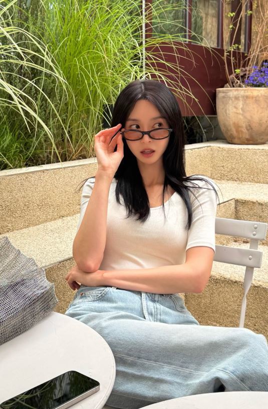 권나라 여름코디의 정답: ‘이렇게 간단해도 된다고?’ [입★그램]