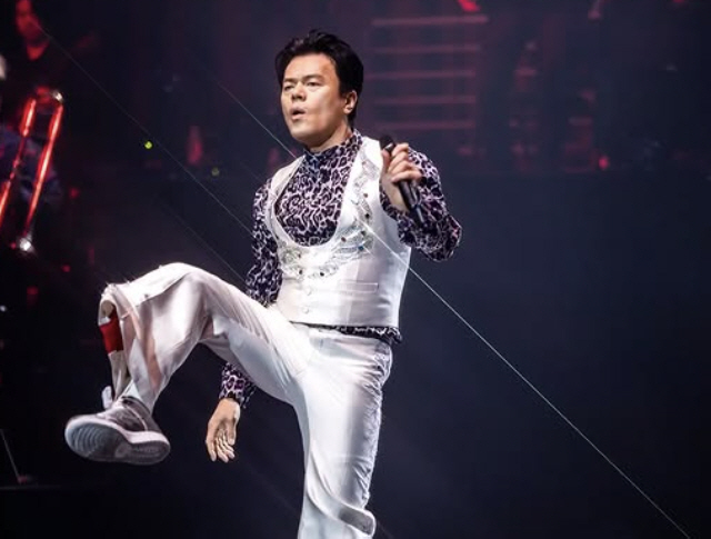 53세 JYP의 도전…박진영, 핫핑크 시스루 비닐 홀터넥 입고 '워터밤' 출격[SCin스타]